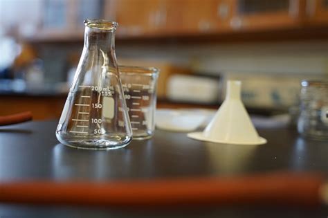 흐릿한 배경에 실험실에서 과학 플라스크와 필터의 근접 촬영 0명에 대한 스톡 사진 및 기타 이미지 0명 건강관리와 의술 과학 실험 Istock