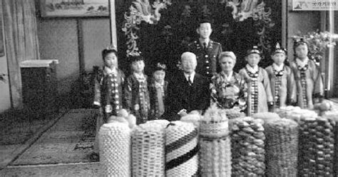 나무베는 이승만 ·수영복 차림 박정희 옛 대통령 가족사진 공개