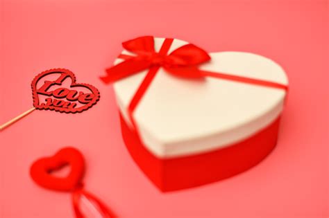 퍼지 발렌타인 데이와 생일 빨간 리본 작은 장식 하트와 말하는 초점에 나무 기호와 발렌타인 데이 하트 모양의 흐릿한 선물 상자 나는 분홍색 배경에 당신을 사랑해요 2021