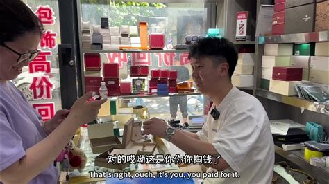 美女收到的生日礼物，怕朋友送假的 Youtube