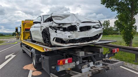 Autos stoßen frontal zusammen Zwei Verletzte bei Unfall auf B7