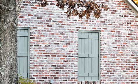 Как покрасить кирпичную стену на улице 94 фото