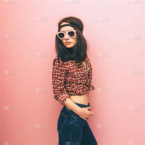 美丽的女孩侧身站立