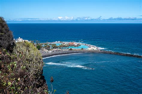 멀리 해변과 작은 섬이 있는 아름다운 바다 전망 물은 잔잔하고 하늘은 맑습니다 0명에 대한 스톡 사진 및 기타 이미지 0명 고요한 장면 공중 뷰 Istock