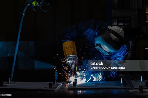 용접기 용접 알루미늄 합금 금속 불활성 가스 금속 활성 가스 3 용접공에 대한 스톡 사진 및 기타 이미지 용접공 강철 공장 산업 건물 Istock