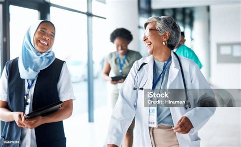 걷기 의사 팀 웃음 및 팀워크 협업 및 작업을 위한 의료 직원 그룹 의사 간호사 및 의료 종사자가 웰빙 클리닉 로비와 병원을 행복하게 걷습니다 의사에 대한 스톡 사진 및