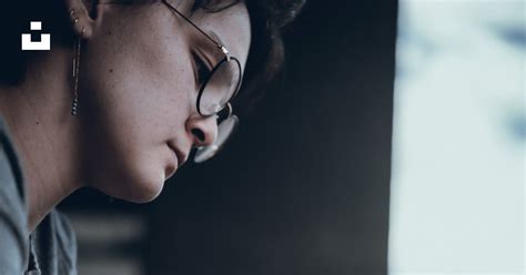 터치스크린 장치를 사용하는 사람 사진 Unsplash의 무료 색 이미지