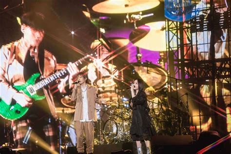 八三夭唱一半！金曲歌后突衝上台 送「特製禮盒」打開傻眼 娛樂星聞