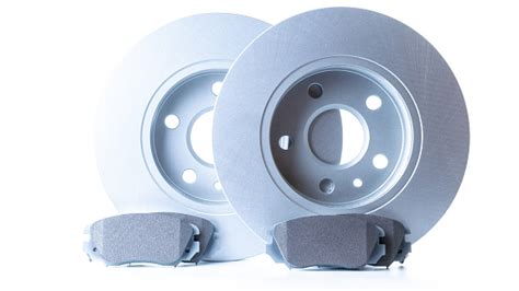 자동차 액세서리 새로운 금속 자동차 부품 흰색 배경에 격리 된 자동차 모터 정비사 예비 또는 자동차 조각 텍스트 공간이 있는 자동차 엔진 서비스 0명에 대한 스톡 사진 및