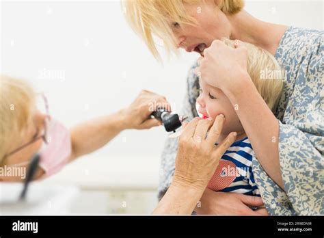 Bébé Garçon Enfant Examiné Par Son Médecin Pédiatre Lors Dun Examen