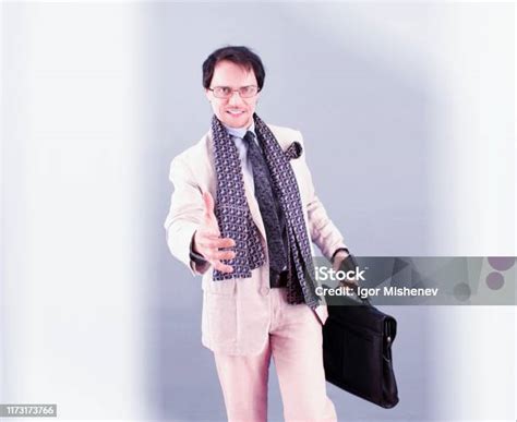 성공으로 가는 길에 비즈니스 라이프 양복과 안경을 쓰고 서류 가방과 스마트폰을 들고 미소를 지으며 인사를 건네는 의도적인 활기찬 남자 결심에 대한 스톡 사진 및 기타 이미지