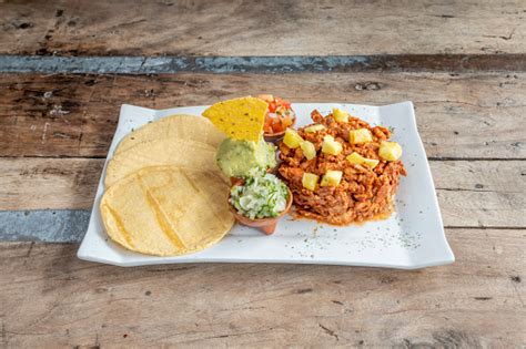 파인애플 덩어리 조림 고기로 자신을 준비하기 위해 타코 알 목사 재료가 들어간 흰색 트레이 아보카도 소스 0명에 대한 스톡 사진