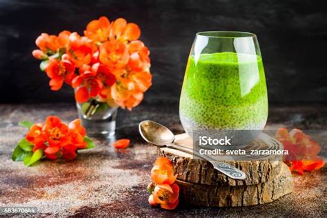해독 바람 계층 Matcha 녹차 Chia 씨앗 푸딩 코코넛 밀크와 채식 디저트입니다 건강 한 채식 아침 식사 다이어트 체중