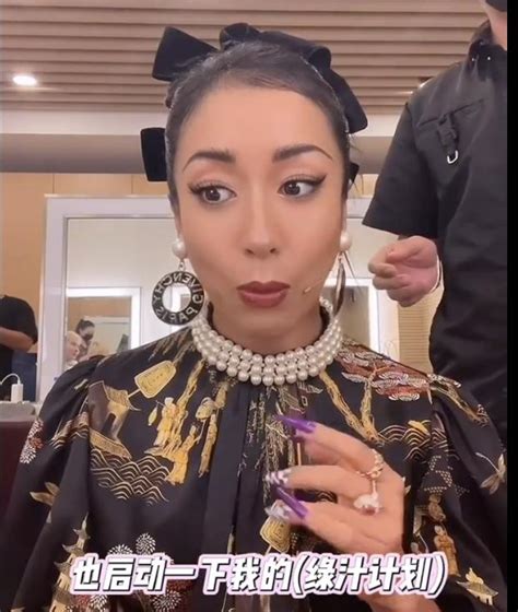 Jike Junyi Dressed Up For A Sexy Dinner In The Middle Of The Night