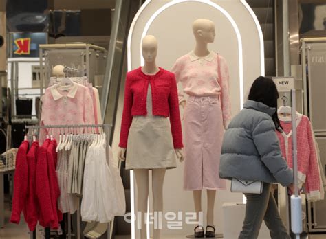 포토 화사한 봄 의류 매장