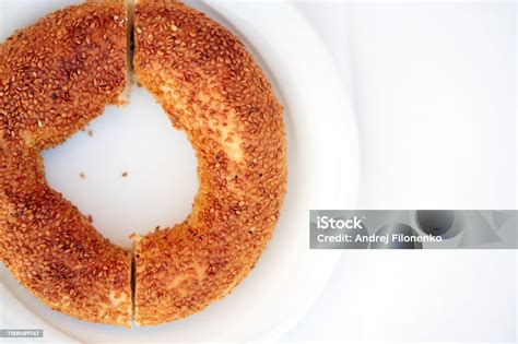 전통적인 터키 페이스트리 아침 식사 테이블에 흰색 접시에 반지의 형태로 참깨신선한 빵 텍스트에 배치합니다 갈색에 대한 스톡 사진