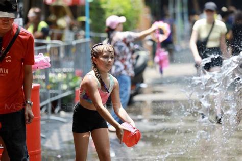 Photo Gallery ประมวลภาพ ถนนข้าวสารสุดคึกคัก นักท่องเที่ยวแห่เล่นน้ำ