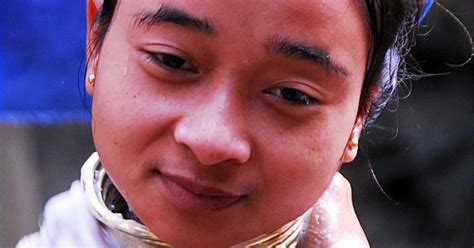 태국 목이 긴 카렌족 여인들