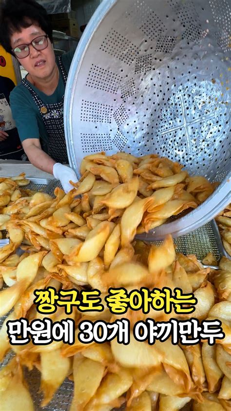 논란의 중심에 선 만원짜리 김밥 김 위로 엄청난 양의 밥을 얇게 깔아 속재료를 옆구리 터지도록 넣어주시는데 참치는 한통을