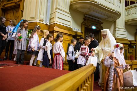 Sfântul Nicolae în mijlocul copiilor la Palatul Patriarhiei Galeria Foto Basilica ro