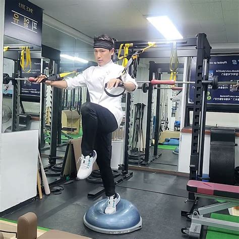 발란스트레이닝으로 어깨자세를 바로 잡고 코어근육까지 강화 모델피지컬 아이돌피지컬 액션배우피지컬트레이닝 피엘유짐 Youtube