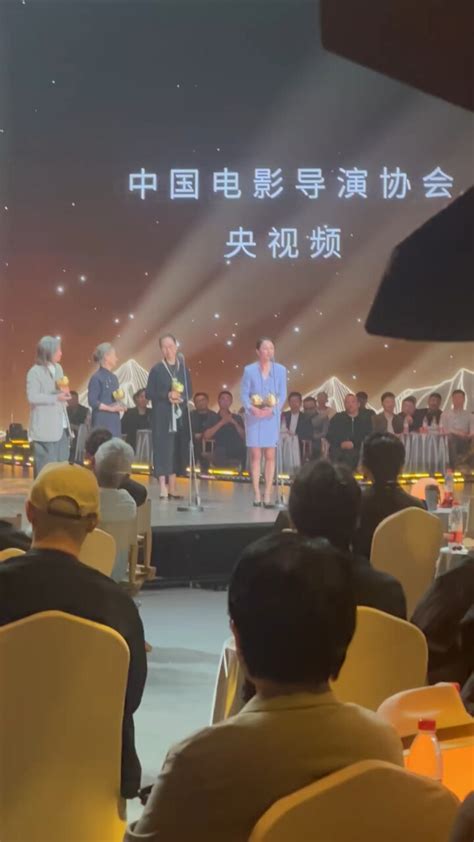 周迅一口气拿了两个导协年度女演员，希望下半生继续努力，为中国电影做贡献腾讯新闻