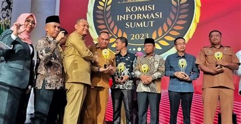 Pemkab Simalungun Terima Anugerah Keterbukaan Informasi Publik Katagori