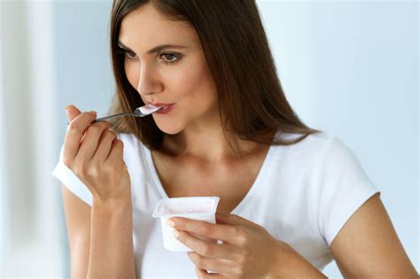 吃酸奶的美女图片 灰色背景上吃酸奶的美女素材 高清图片 摄影照片 寻图免费打包下载