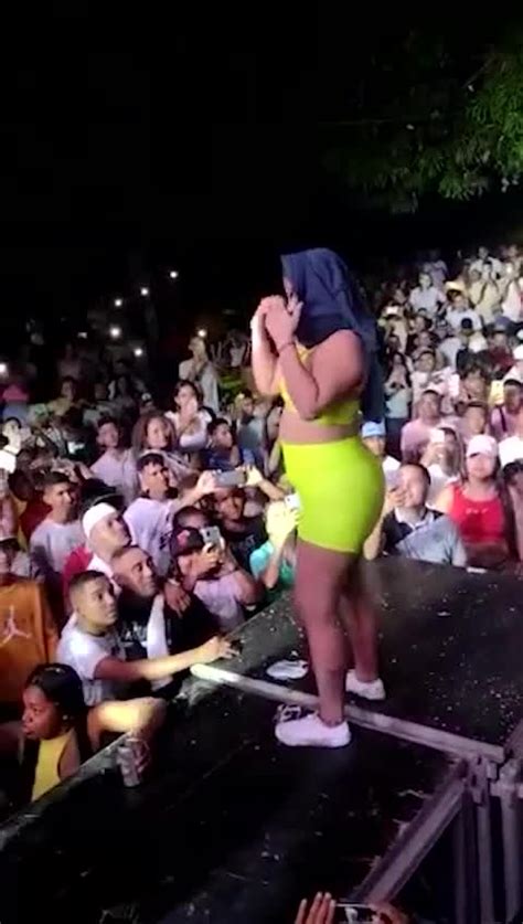 Indignación en redes por video de mujer que se desnuda en baile de picó