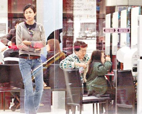 吴绮莉带小龙女配眼镜 见记者以手遮面 图 搜狐娱乐