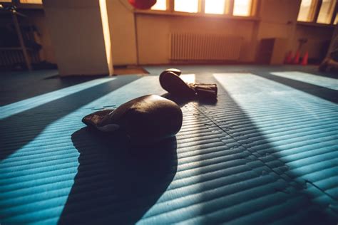 Man Attacks Former Mma Fighter With Knife In Parking Lot Gets Choked