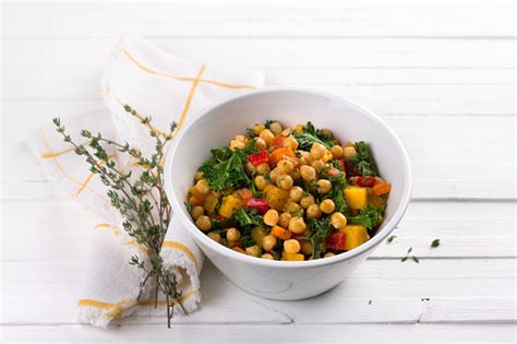 호박 당근 달콤한 고추 토마토 Chickpeas 양배추의 일종 흰색 배경에 흰색 그릇에 백 리 향으로 만든 스튜 요리의 일종