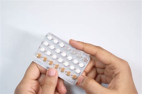 Mano De Mujer Sosteniendo Píldoras Anticonceptivas Cerrar Foto Premium