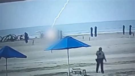 VÍDEO Mulher morre ao ser atingida por raio na praia