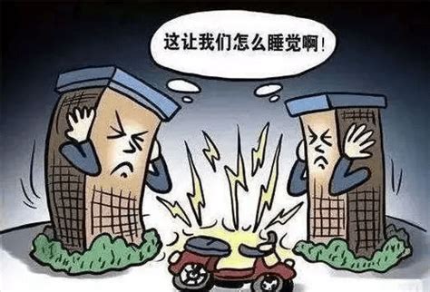 封开大功率摩托车深夜扰民被公安民警逮到了 进行 检查 噪音