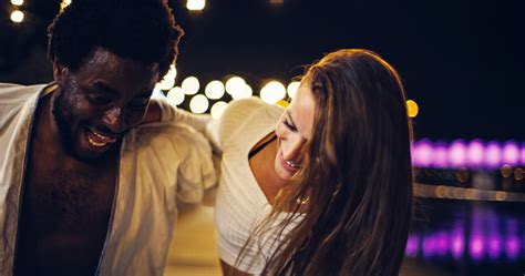 습한 도시 거리에서 현대 빠른 춤을 수행하는 젊고 다양한 커플 재미와 미소를 가지고 얼굴 표정에 초점을 맞추고 20 24세에 대한 스톡 사진 및 기타 이미지 Istock