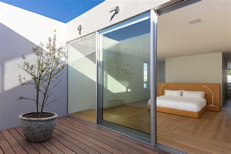 Eyrc Tucks Light Filled Spaces Behind White Balcony Walls In Venice Beach