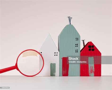 갈색 배경에 돋보기와 목조 주택 부동산 임대 구매 및 판매 개념 부동산 서비스 건물 수리 및 유지 보수 검사 보기에 대한 스톡