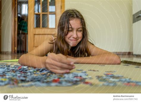 Ein Brünettes Teenager Mädchen Das Auf Dem Boden Ihres Hauses Ein Puzzle Macht Sie Verbringt