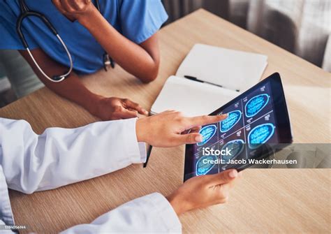 의사 태블릿 및 뇌 엑스레이 신경학 및 디지털 검사 결과 병원의 환자 및 의료진 Mri 손의 기술 및 검사 암 및 방사선학 해부학 및 건강 평가 Mri 스캔에 대한 스톡