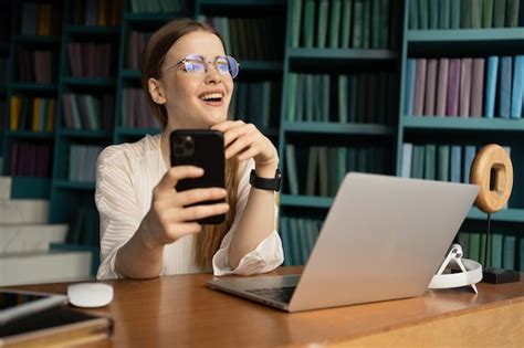 A Recepcionista é Uma Mulher Com óculos Trabalhando Em Um Escritório