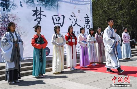 世界读书日女大学生着汉服抚琴 吟诗起舞新闻中心中国网