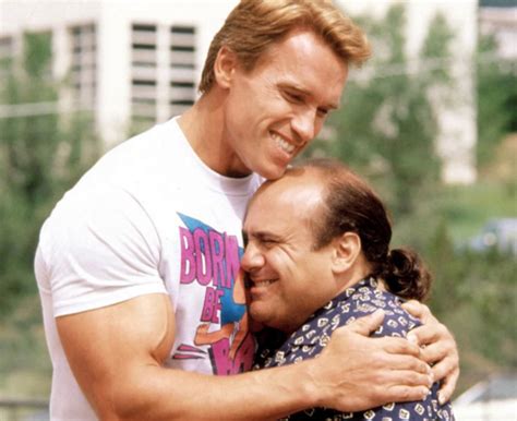 Schwarzenegger E Danny Devito Vivem Romance Gay Em Mashup Hilário De