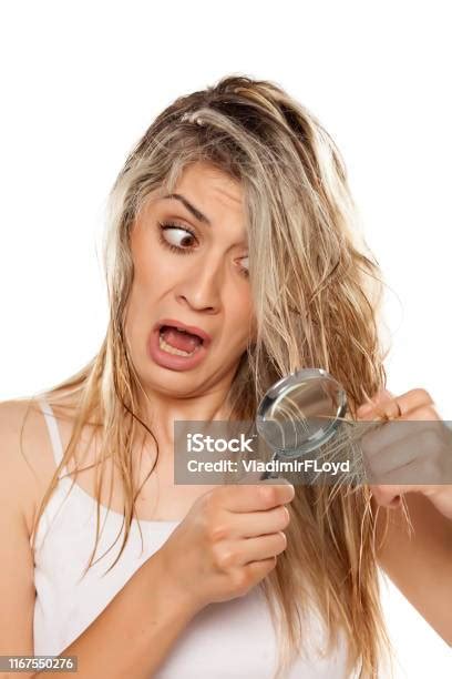 흰색 배경에 돋보기로 그녀의 분할 끝을 찾고 지저분한 젖은 머리와 충격 금발의 여자 귀여운에 대한 스톡 사진 및 기타 이미지 귀여운 금발 머리 돋보기 광학 기기