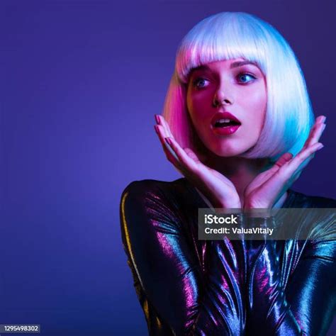 매력적인 소녀의 깜짝 얼굴 흰색 가발을 입고 여성의 얼굴을 궁금해 충격을 받은 얼굴을 가진 젊은 아름다운 여자 얼굴에 손을 가진 젊은 매력적인 여성의 예술 초상화 감정적인