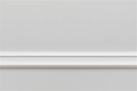 각진 몰딩으로 장식된 설치된 벽 패널이 있는 클래식한 화이트 인테리어의 클로즈업 디테일 아파트에서 마무리 작업의 마지막 단계 굽도리 널에 대한 스톡 사진 및 기타 이미지