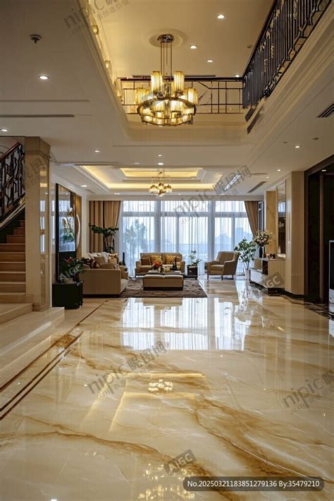 Ai创作图大堂 吊灯 楼梯 客厅 沙发 茶几 窗帘 地板 扶手 栏杆 装饰品 艺术品 植物 墙壁 天花板 嵌入式照明 现代家具 简约风格 自然光线 优雅氛围 精致细节 开放式空间 现代艺术