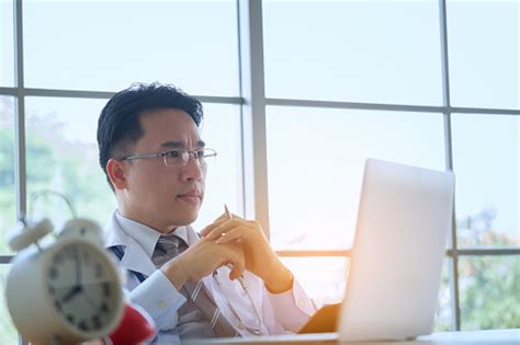 병원에서 테이블에 클립보드 및 노트북 컴퓨터와 서류에 청진 기 작업 쓰기와 의사 닥터 글에 A 문서에 그의 사무실에서 연습