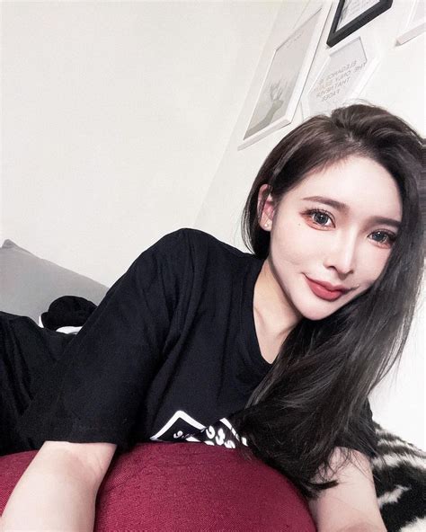 【ev女孩】美豔正妹「姍姍33」彎腰低胸自拍，「惹火的深溝畫面」太誘惑！ Ev撲克官網