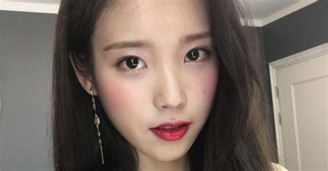 아이유 소녀티 벗은 분위기 여신매혹적인 눈빛에 남심 흔들